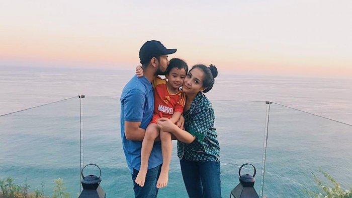 Nagita Slavina Liburan ke Labuan Bajo, Harga Sandal Jepit Istri Raffi Ahmad Disorot, 'Mahal ...