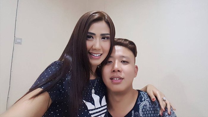 Instagram Rey Utami - Peluk Suami Sambil Berpose di Atas Kasur, Netizen ...