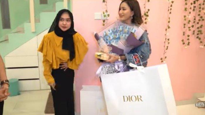 Lebaran 2021, Ria Ricis Bagi-bagi Hampers Mewah untuk Karyawan, Buket ...