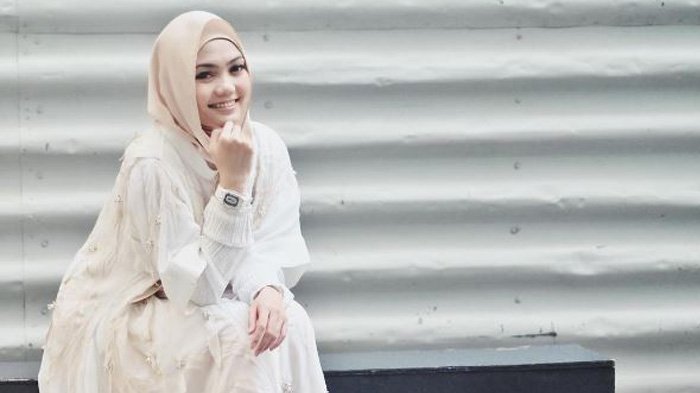 Style Rina Nose - Intip Yuk Gaya Modis Hijab Ala Host Cantik Ini, Fashionable Banget ...