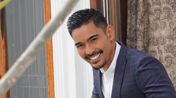 Instagram Robby Purba - Foto di Pantai, Netizen Ribut Pakai Celana Apa ...