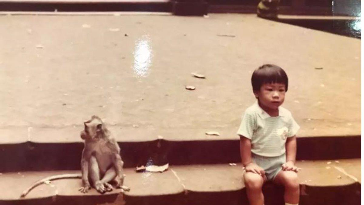 Kenal Bocah Foto Bareng Monyet Ini? Sekarang Sukses Jadi Host Ternama ...