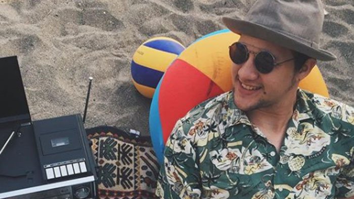 Cerai dari Sang Istri, Aktor Berwajah Bule Ini Pilih Jual Camilan ...