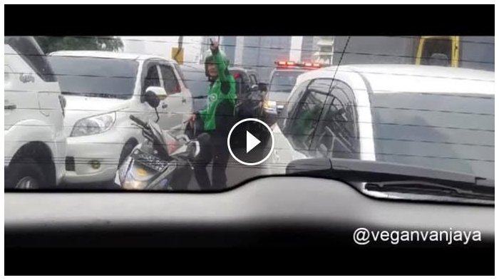 Viral! Aksi Driver Ojek Online Bantu Ambulan Lewati Jalan Macet Jakarta, Harus Dicontoh ...