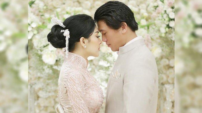 Kembali Pamerkan Pose Mesra Bareng Suami, Syahrini Tulis Caption Romantis Buat Reino Barack ...