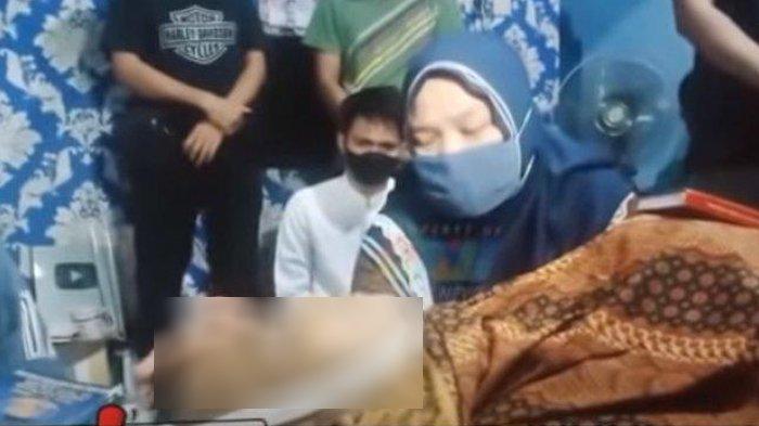 TANGIS Istri Sapri Pecah, Simpuh Depan Jenazah sang Suami: Kemarin Kamu Bilang Cinta Banget Sama ...