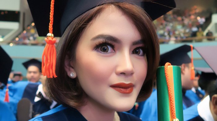 Bukan Karena Dilarang Suami, Ternyata Ini Alasan Tania Putri Pilih Jadi ...