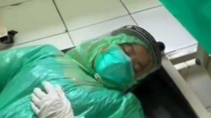 Lihat Risiko Kurangnya Alat Pelindung Diri, Tim Medis Tidur di Lantai ...