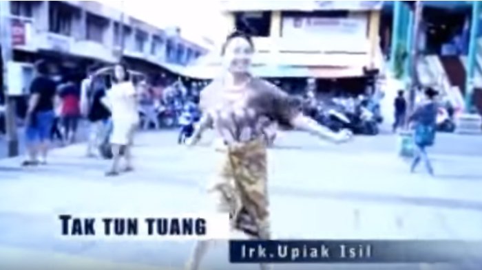 Upiak Isil - Video Klip Pakai Daster & Lagunya Viral, Begini Keseharian ...