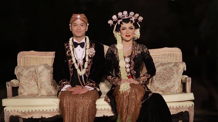 Kental Akan Nuansa Jawa, Begini Detail Dekorasi Pernikahan Vicky Shu ...