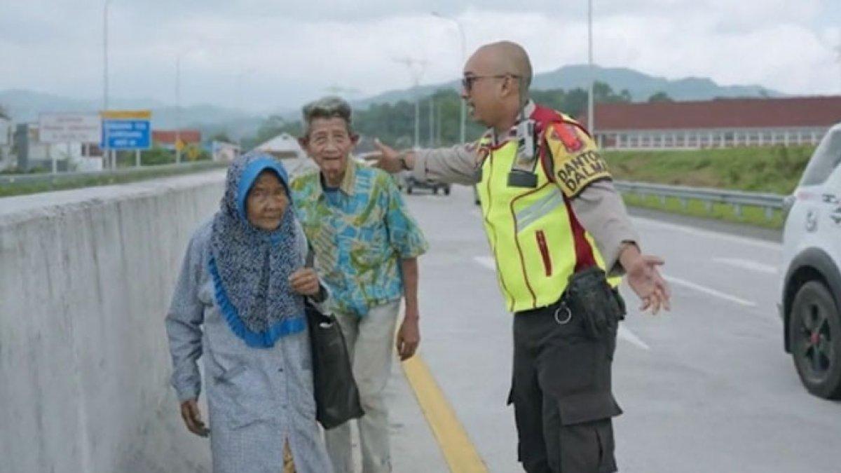 KRONOLOGI Kakek Nenek Jalan Kaki di Tol Demi Temui Cucu, Pilu Tak Ada ... KRONOLOGI Kakek Nenek Jalan Kaki di Tol Demi Temui Cucu, Pilu Tak Ada ...