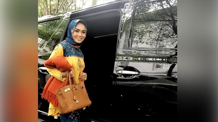 Instagram Yuni Shara - Kenakan Hijab Saat Berangkat Umrah, Netizen ...