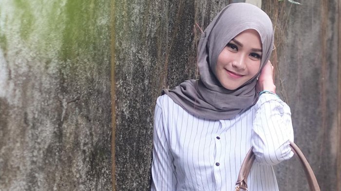 Zaskia Adya Mecca Unggah Foto Tanpa Hijab, Istri Hanung Bramantyo Dikritik Netizen! - Halaman 2 ...