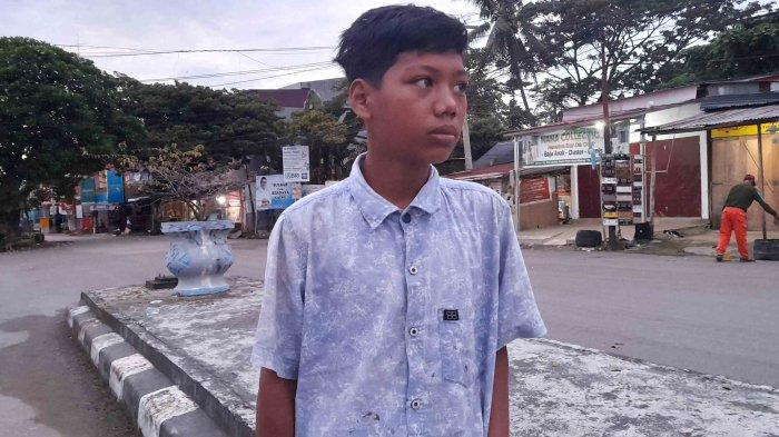 Kisah Abdi Bocah Kelas 5 SD Tak Malu Nyapu Jalan di Mamuju Demi Bantu Kakek - Tribun-sulbar.com