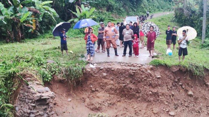 Diterjang Arus Sungai, Jalan Penghubung Desa Tapua Polman Putus, Warga ...