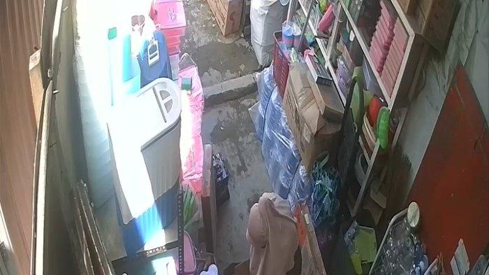 VIRAL Rekaman CCTV Aksi Emak-emak di Polman Curi Panci di Toko Perabotan - Tribun-sulbar.com