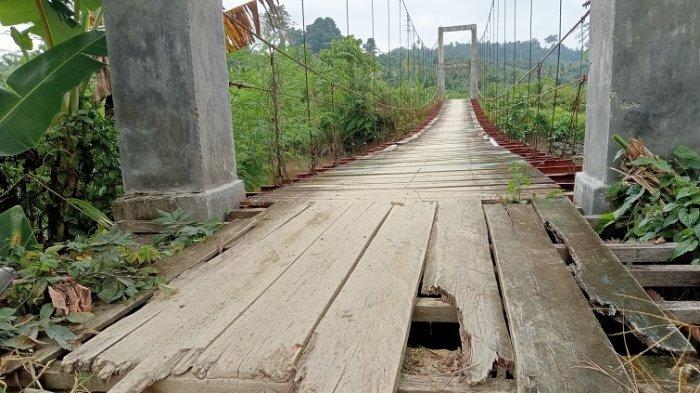Diabaikan, Jembatan Gantung Raie Pasangkayu Mulai Rusak - Tribun-sulbar.com