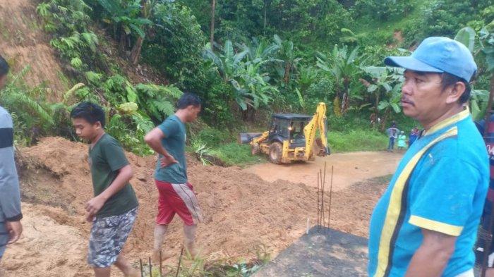 Jalur Mamuju - Mamasa Bisa Dilalui, 2 Alat Berat Bersihkan Material Longsor di Desa Malatiro ...