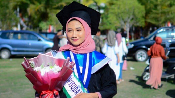 Cerita Alfi Syahri Wisudawan Terbaik Unasman 2023, Pesan Terakhir Ibu Jadi Motivasi Belajar ...
