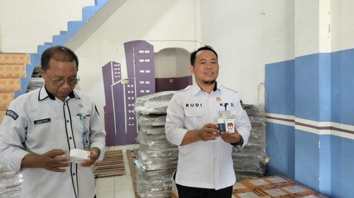 KPU Polman Terima 2.724 Botol Tinta Pemilu 2024, Satu TPS Dapat 2 Botol ...