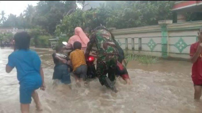 Banjir Genangi Ruas Jalan di Polman, TNI Bantu Dorong Motor Warga yang Mogok - Tribun-sulbar.com