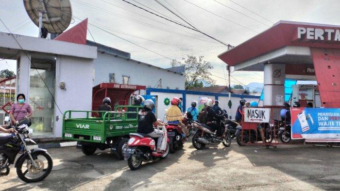 Pasca Kenaikan Harga BBM Bersubsidi, Tiap Hari Antrean Kendaraan Mengular di SPBU Kali Mamuju ...