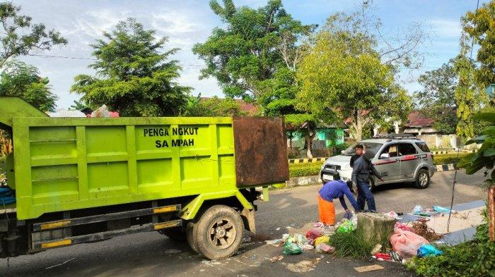 Pascalebaran, Petugas Kebersihan Polman Mulai Mengangkut Tumpukan ...