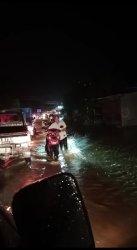 Polman Dikepung Banjir, Arus Lalu Lintas Macet, Banyak Kendaraan Mogok - Tribun-sulbar.com