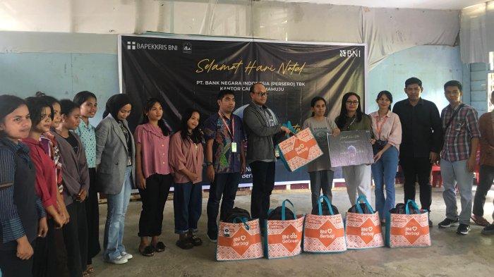 Sambut Hari Natal, BNI Mamuju Bagikan Paket Pendidikan ke SMTK Setia ...