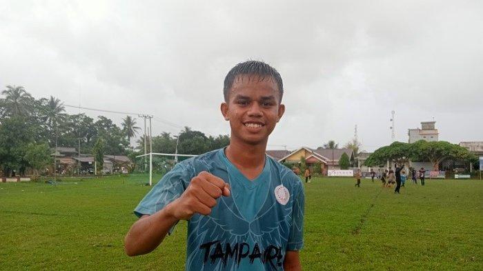 Bek Kiri Tunas Utama Tampaure, Fahri Curi Perhatian Penonton di Laga ...