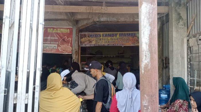Sehari Jelang Lebaran, Emak-emak di Mambi Mamasa Antrian di Penjual ...