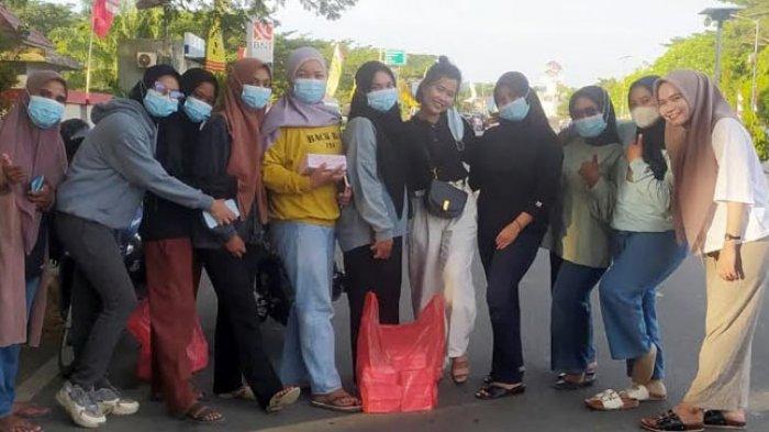 11 Cewek Cantik Bagikan Takjil Gratis di Sekitar Alun-alun Ruang Terbuka Pasangkayu - Tribun ...