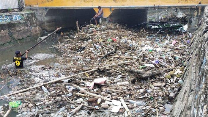 Dinas Kebersihan Majene Kewalahan Atasi Tumpukan Sampah di Kolom Jembatan Pertokoan Majene ...