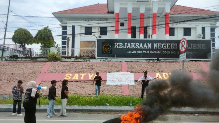 KAMRI Demo di Kejari Majene, Desak Jaksa Proses Dugaan Korupsi Kades ...