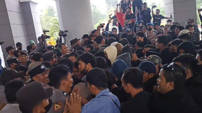 Demo Tolak Kenaikan Harga BBM di Polman Ricuh, Mahasiswa dan Aparat Saling Dorong - Tribun ...