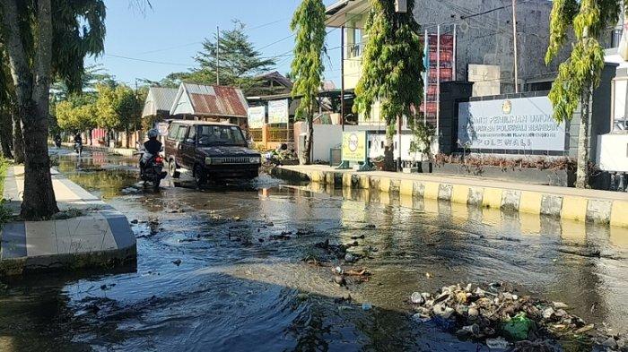 Sampah Sumbat Drainase di Pekkabata Polman, Membuat Air Meluap ke Badan Jalan - Tribun-sulbar.com