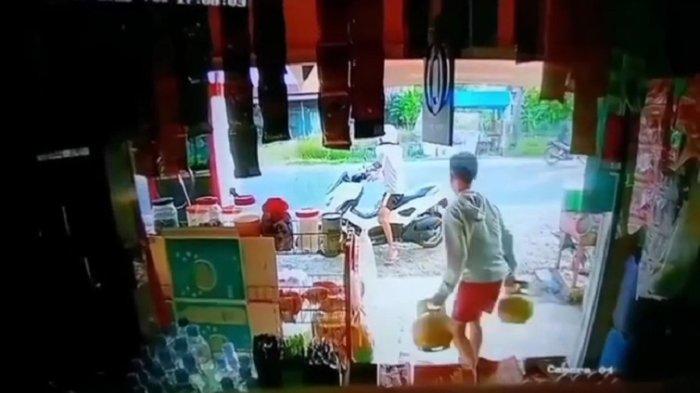 2 Pemuda di Wonomulyo Polman Curi Tabung Gas Terekam CCTV - Tribun-sulbar.com