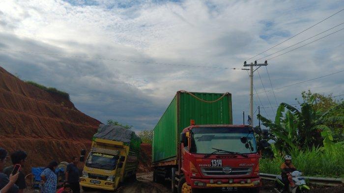 BREAKING NEWS: 2 Truk Terjebak di Jalan Becek Sebabkan Trans Sulawesi di Takandeang Mamuju Macet ...