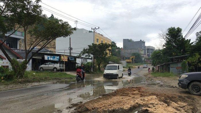Genangan Air dan Becek di Jalan Menuju Kantor Gubernur Sulbar, Warga ...