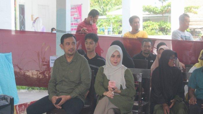 Kompak Kemeja Hijau, Calon Bupati Mamuju Tengah H Haris Bersama Istri ...