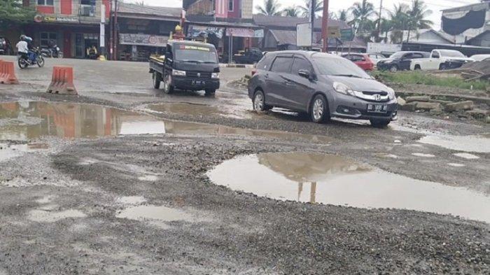 Hujan Reda, Jalan di Simpang Tiga Tugu BKM Mamuju Tengah Tergenang ...