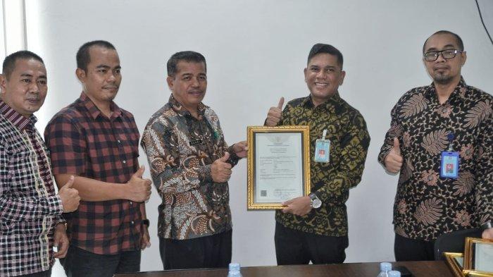 Kakanwil Kemenkumham Sulbar Serahkan Tiga Sertifikat Kekayaan Intelektual Komunal Mamuju Tengah ...