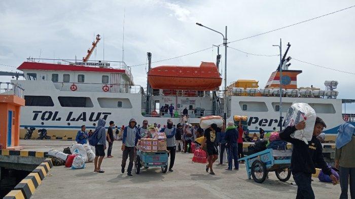 340 Penumpang Kapal Perintis Tiba di Pelabuhan Passarang Majene - Tribun-sulbar.com
