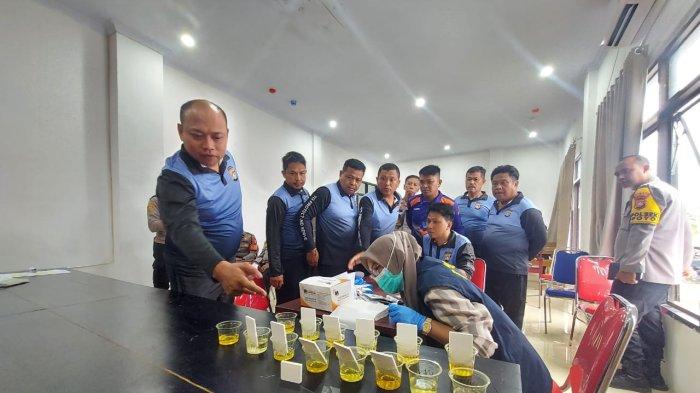 36 Perwira Polres Mamuju Tengah Dites Urine Mendadak - Tribun-sulbar.com 36 Perwira Polres Mamuju Tengah Dites Urine Mendadak - Tribun-sulbar.com