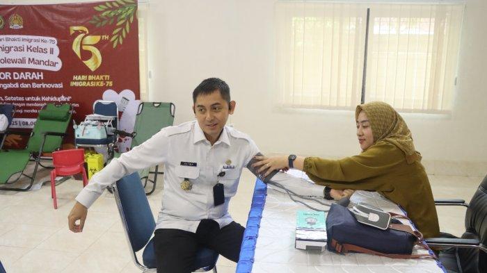 Sambut Hari Bhakti Imigrasi ke-75 Tahun, Kantor Imigrasi Polman Baksos Donor Darah - Tribun ...