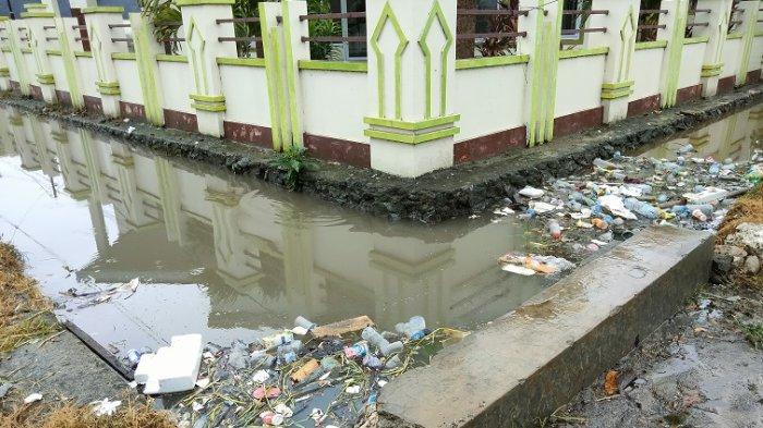 Penampakan Drainase di Jalan Hasanuddin Majene, Tersumbat Penuh Sampah Penyebab Banjir - Tribun ...