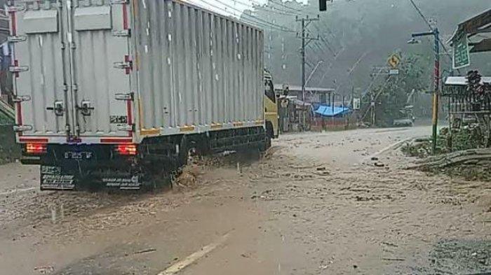 Drainase Buruk! Jalan Trans Sulawesi di Desa Bambu Mamuju Tergenang Air - Tribun-sulbar.com