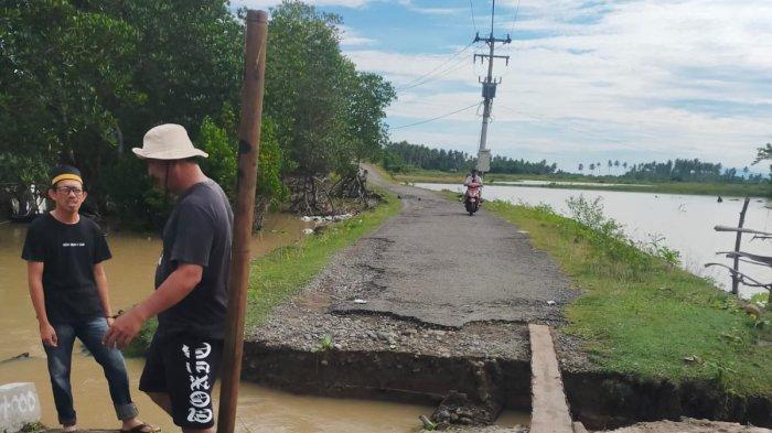 Jembatan Putus Diterjang Banjir, Ratusan Warga Desa Bonda Mamuju Terisolir Tak Ada Jalan ...