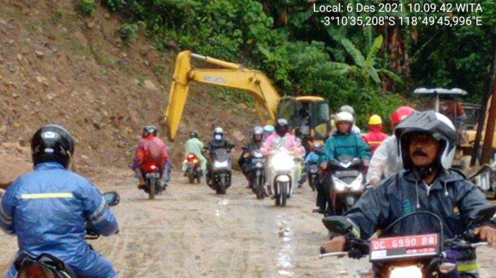 Antisipasi Longsor di Jalur Mudik, PUPR Sulbar Siagakan Lima Alat Berat - Tribun-sulbar.com