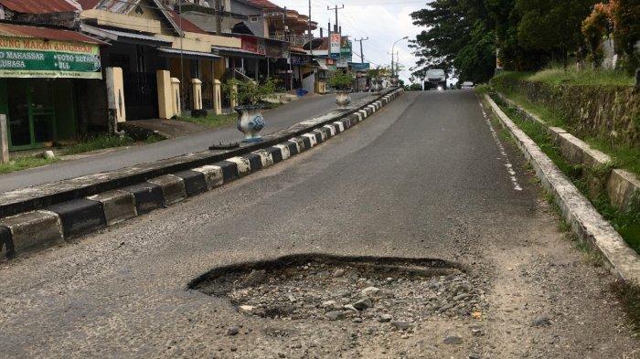 BERITA FOTO - Kondisi Jalan Rusak dan Berlubang di Kurungan Bassi ... BERITA FOTO - Kondisi Jalan Rusak dan Berlubang di Kurungan Bassi ...